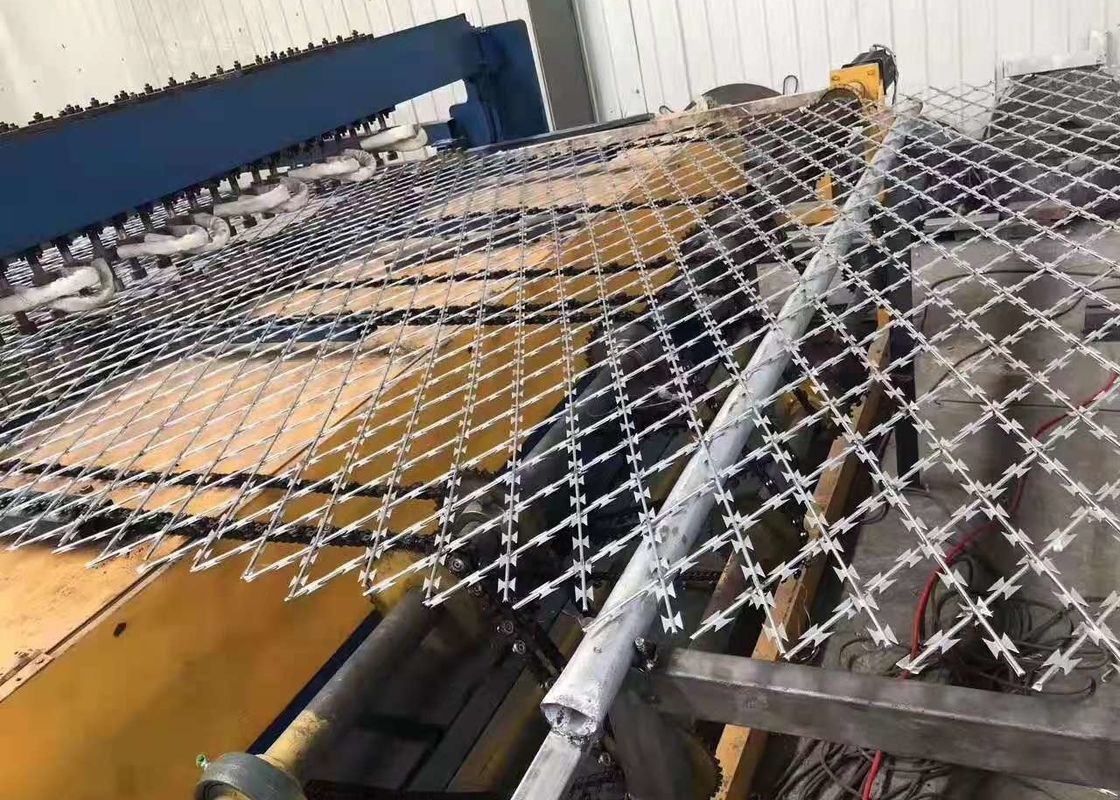 Hot Dipped Galvanized Razor Wire Bto22 Welded For Standard Gauge Line ...