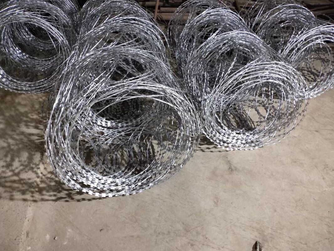 Hot Dipped Galvanized BTO-18 Concertina Coil Wire Flat Wrap Razor ...