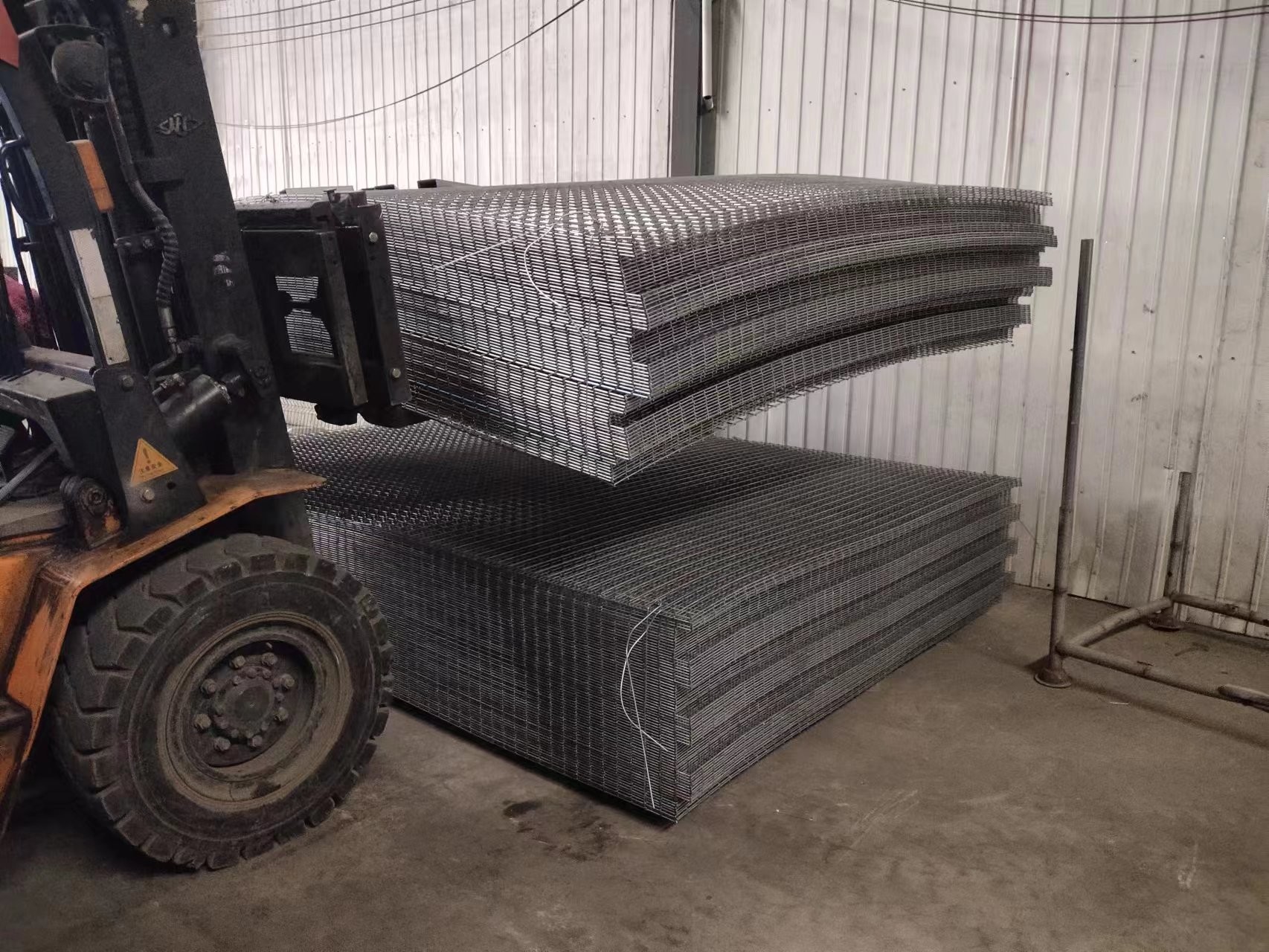 3.4mm Wire*15cm Mesh *1.22*2.44 Black Welded Wire Mesh Panel for Canada