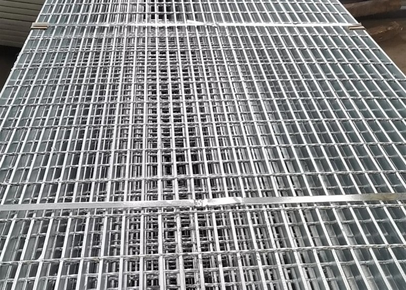 Press Locked Galvanized Steel Grating Expanded Metal Mesh 40 X 100 Mm Pitch