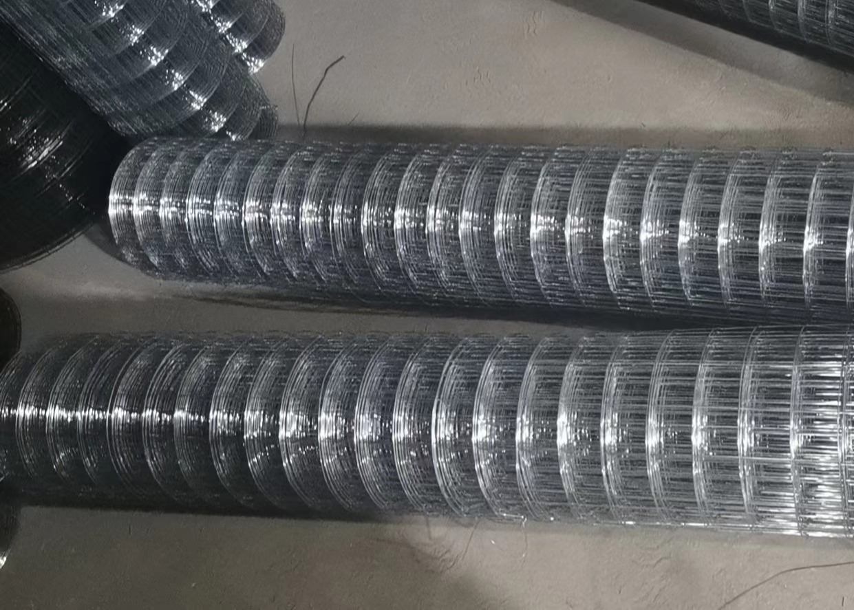 Hot Dipped Galvanized Metal Wire Mesh , Fencing Welded Wire Cloth 0.9 X 30 M Roll